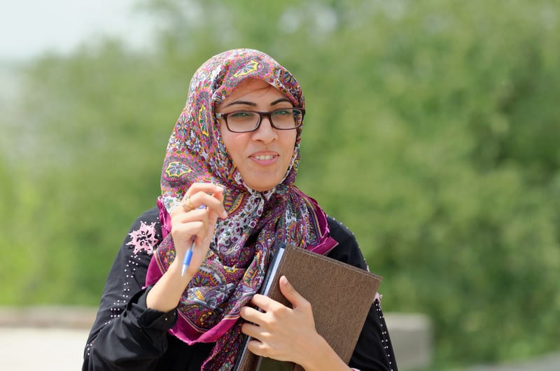 Madeeha är passionerad över sitt jobb på björnreservatet